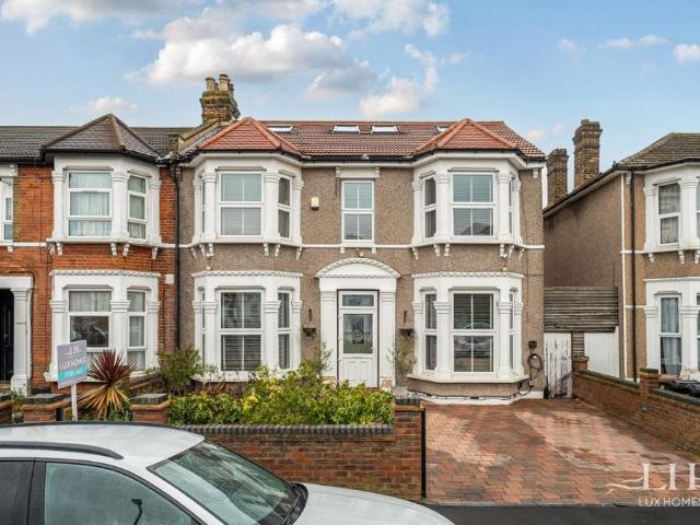6 bedroom end of terrace house for sale