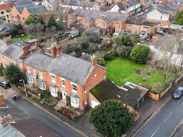 6 bedroom end of terrace house for sale