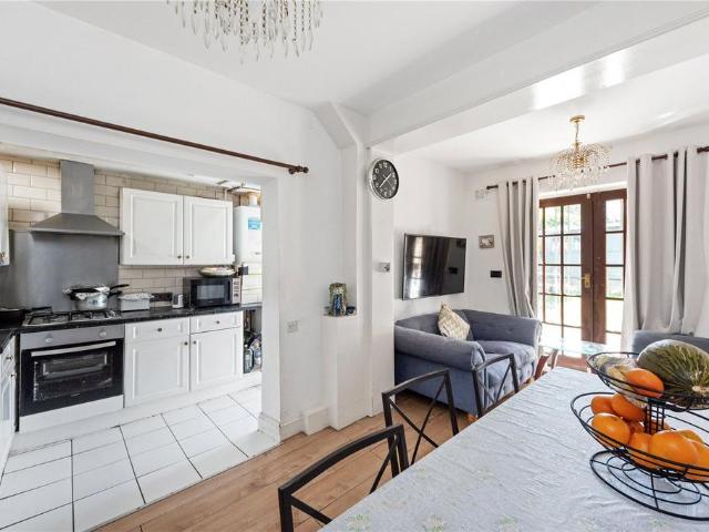 6 bedroom end of terrace house for sale