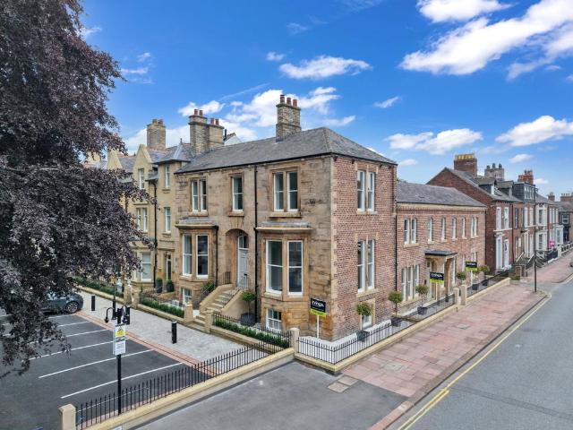 6 bedroom end of terrace house for sale
