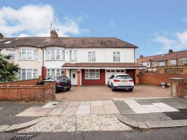 6 bedroom end of terrace house for sale