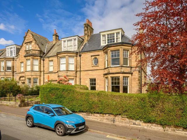 6 bedroom end of terrace house for sale