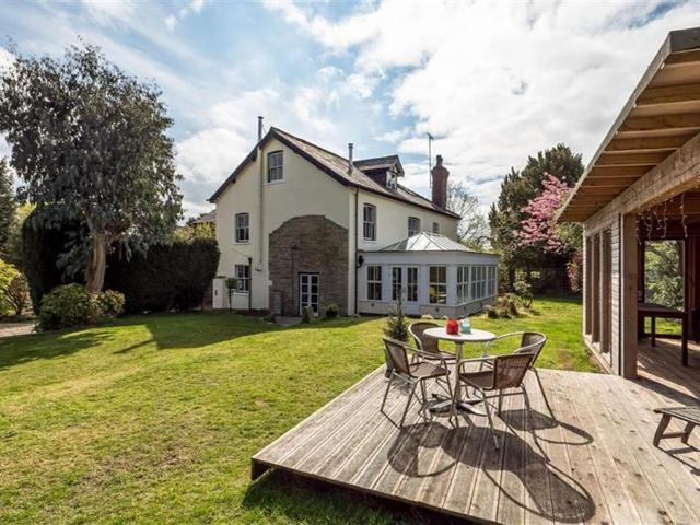 6 bedroom end of terrace house for sale