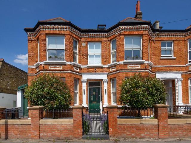 6 bedroom end of terrace house for sale