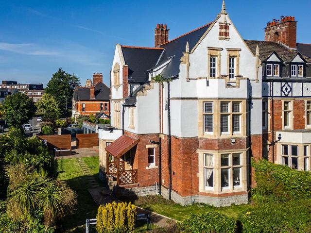 6 bedroom end of terrace house for sale