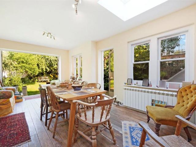 6 bedroom end of terrace house for sale