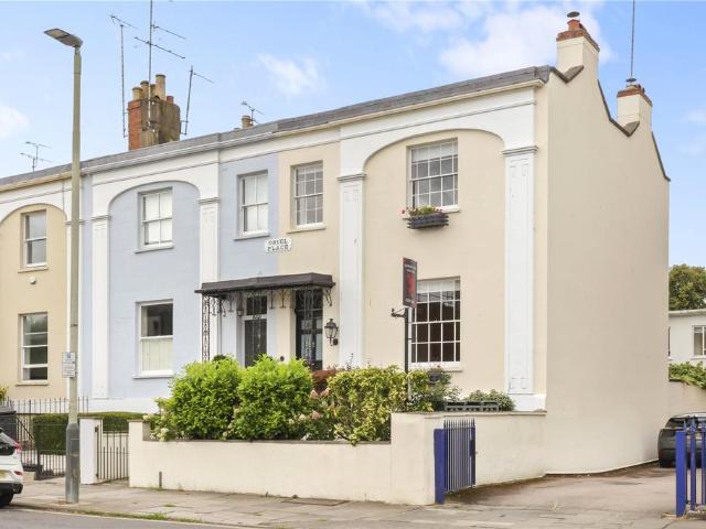 6 bedroom end of terrace house for sale