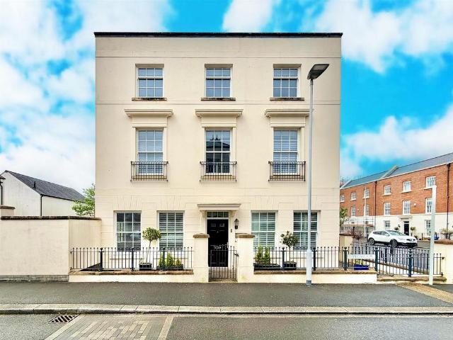 6 bedroom end of terrace house for sale