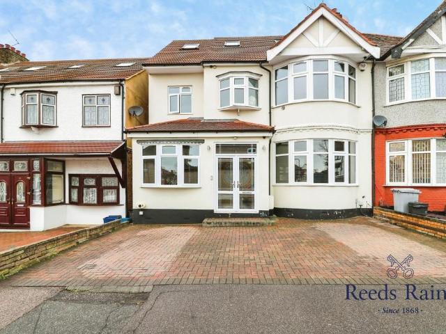 6 bedroom end of terrace house for sale