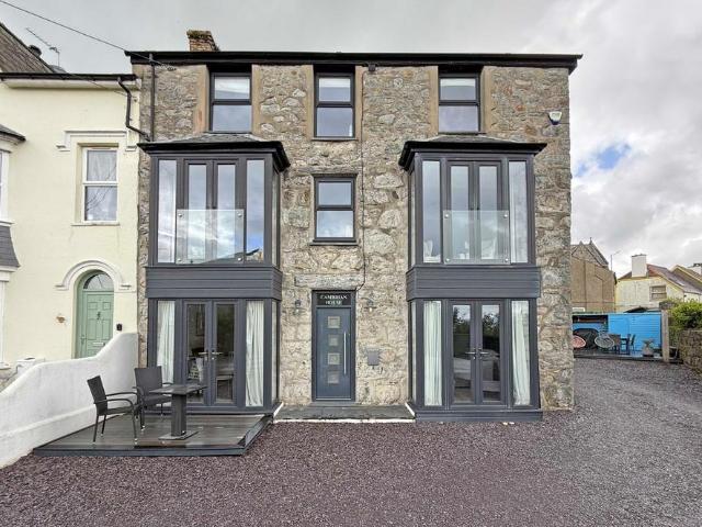 6 bedroom end of terrace house for sale