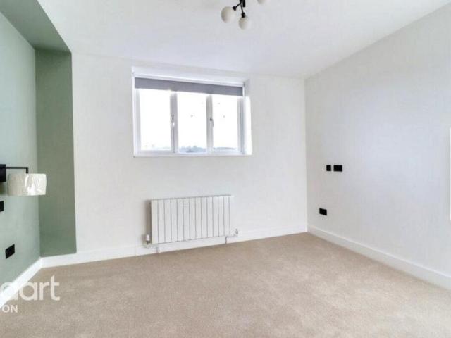 6 bedroom end of terrace house for sale in Dunraven Avenue, Luton, LU1