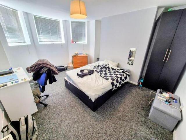 6 bedroom end of terrace house for sale in Regent Park Terrace, Leeds, LS6