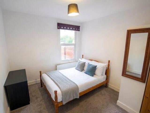 6 bedroom end of terrace house for sale in Wantage Road, Reading, RG30