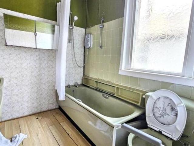 6 bedroom end of terrace house for sale in Teilo Street, Cardiff, CF11