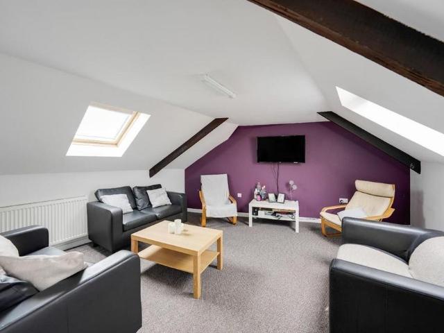 6 bedroom end of terrace house to rent
