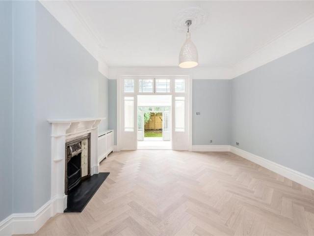 6 bedroom end of terrace house to rent
