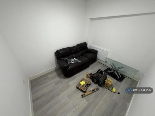 6 bedroom end of terrace house to rent