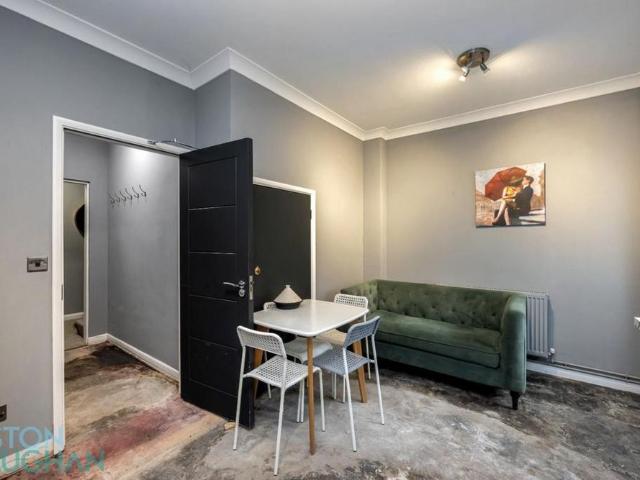 6 bedroom end of terrace house to rent