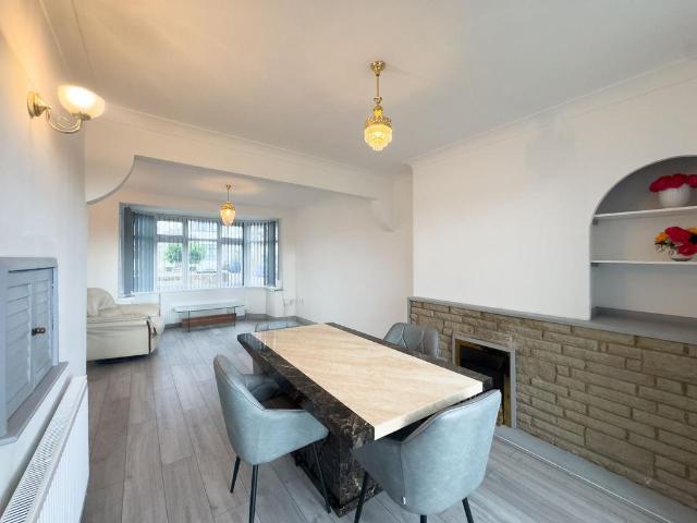 6 bedroom end of terrace house to rent