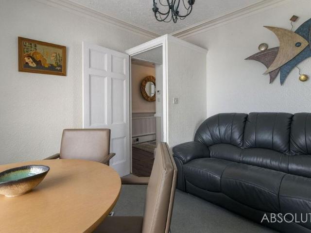 6 bedroom end of terrace house to rent