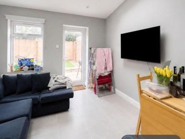 6 bedroom end of terrace house to rent
