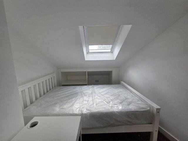 6 bedroom end of terrace house to rent