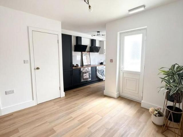 6 bedroom end of terrace house to rent