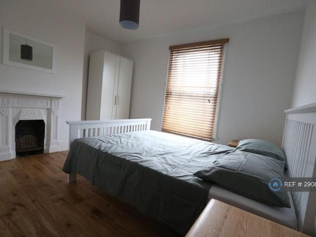 6 bedroom end of terrace house to rent
