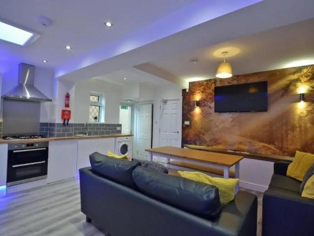 6 bedroom end of terrace house to rent