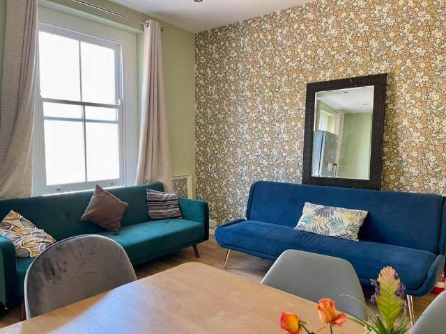 6 bedroom end of terrace house to rent