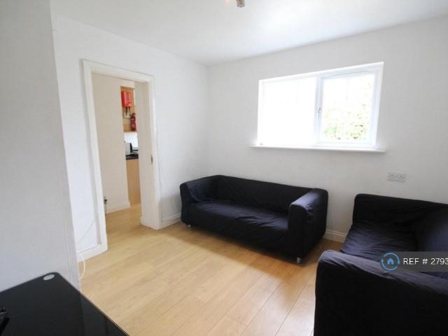 6 bedroom end of terrace house to rent