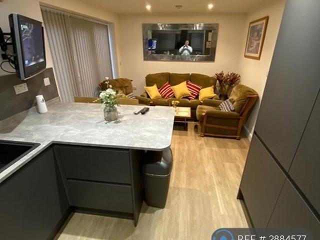 6 bedroom end of terrace house to rent