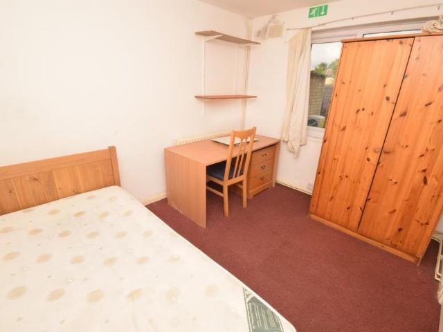 6 bedroom end of terrace house to rent