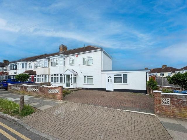 6 bedroom end of terrace house to rent