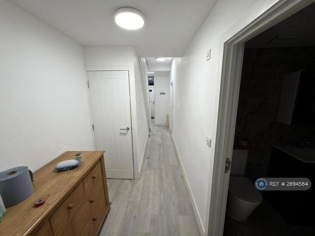 6 bedroom end of terrace house to rent