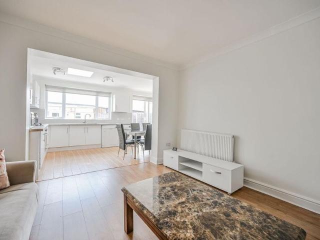 6 bedroom end of terrace house to rent