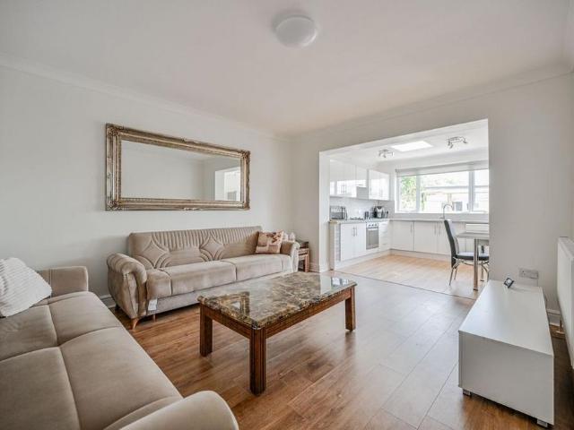 6 bedroom end of terrace house to rent
