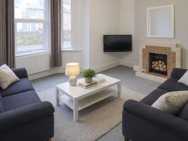 6 bedroom end of terrace house to rent
