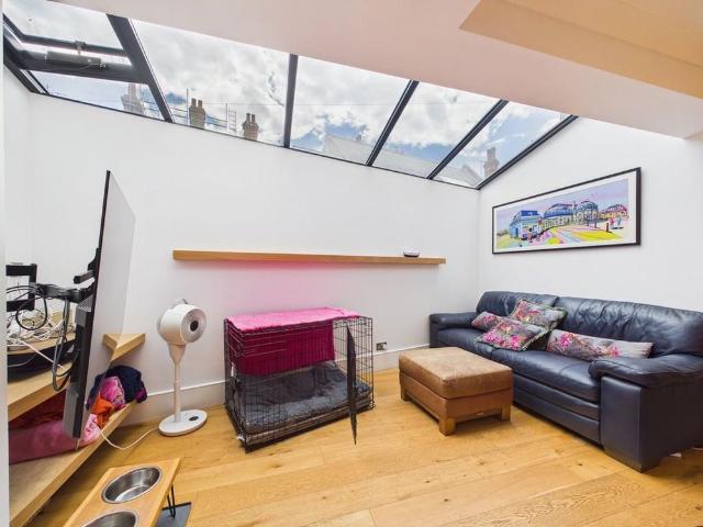 6 bedroom end of terrace house to rent
