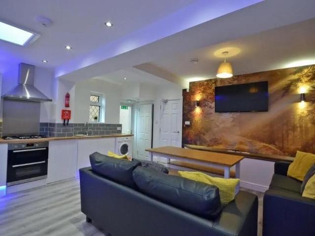 6 bedroom end of terrace house to rent