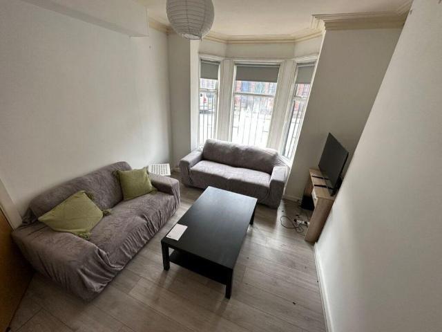 6 bedroom end of terrace house to rent
