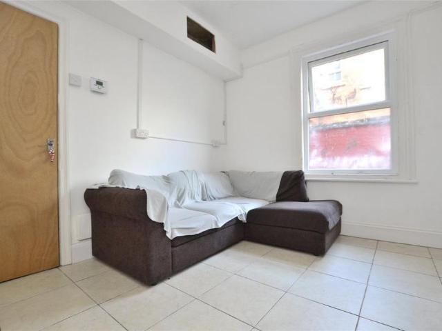 6 bedroom end of terrace house to rent