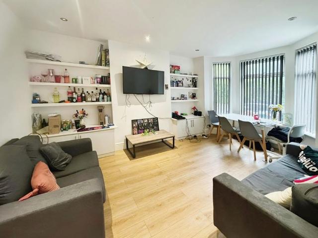 6 bedroom end of terrace house to rent