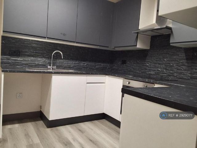 6 bedroom end of terrace house to rent