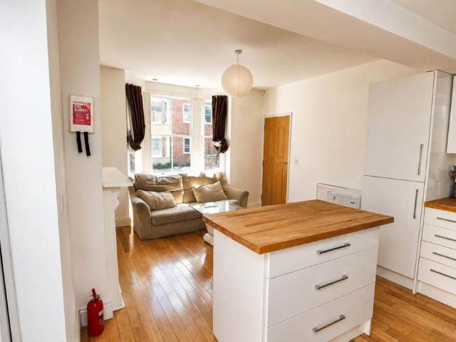 6 bedroom end of terrace house to rent