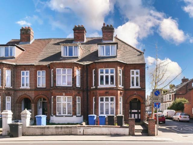 6 bedroom end of terrace house to rent