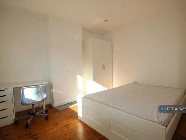 6 bedroom end of terrace house to rent