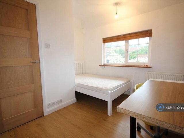 6 bedroom end of terrace house to rent