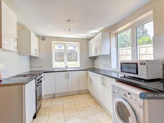 6 bedroom end of terrace house to rent