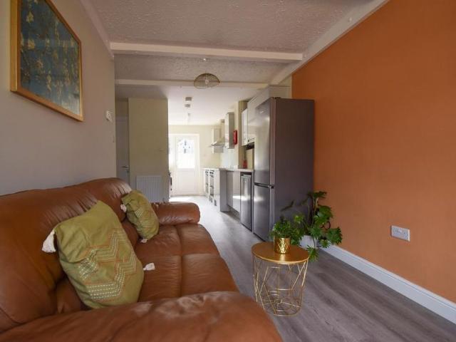 6 bedroom end of terrace house to rent